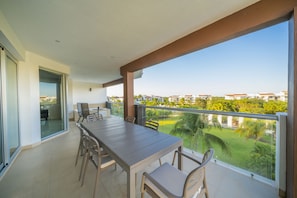 Apartamento, 2 quartos | Área de estar | Smart TV