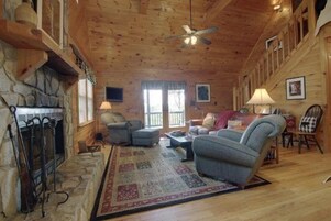 Casa | Área de estar | TV de tela plana, lareira, DVD player, pebolim