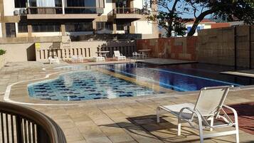 Piscina exterior, da(s) 8:00 à(s) 19:00, espreguiçadeiras