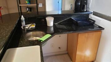 Estúdio | Kitchenette privada | Uma placa de cozinha, uma chaleira elétrica