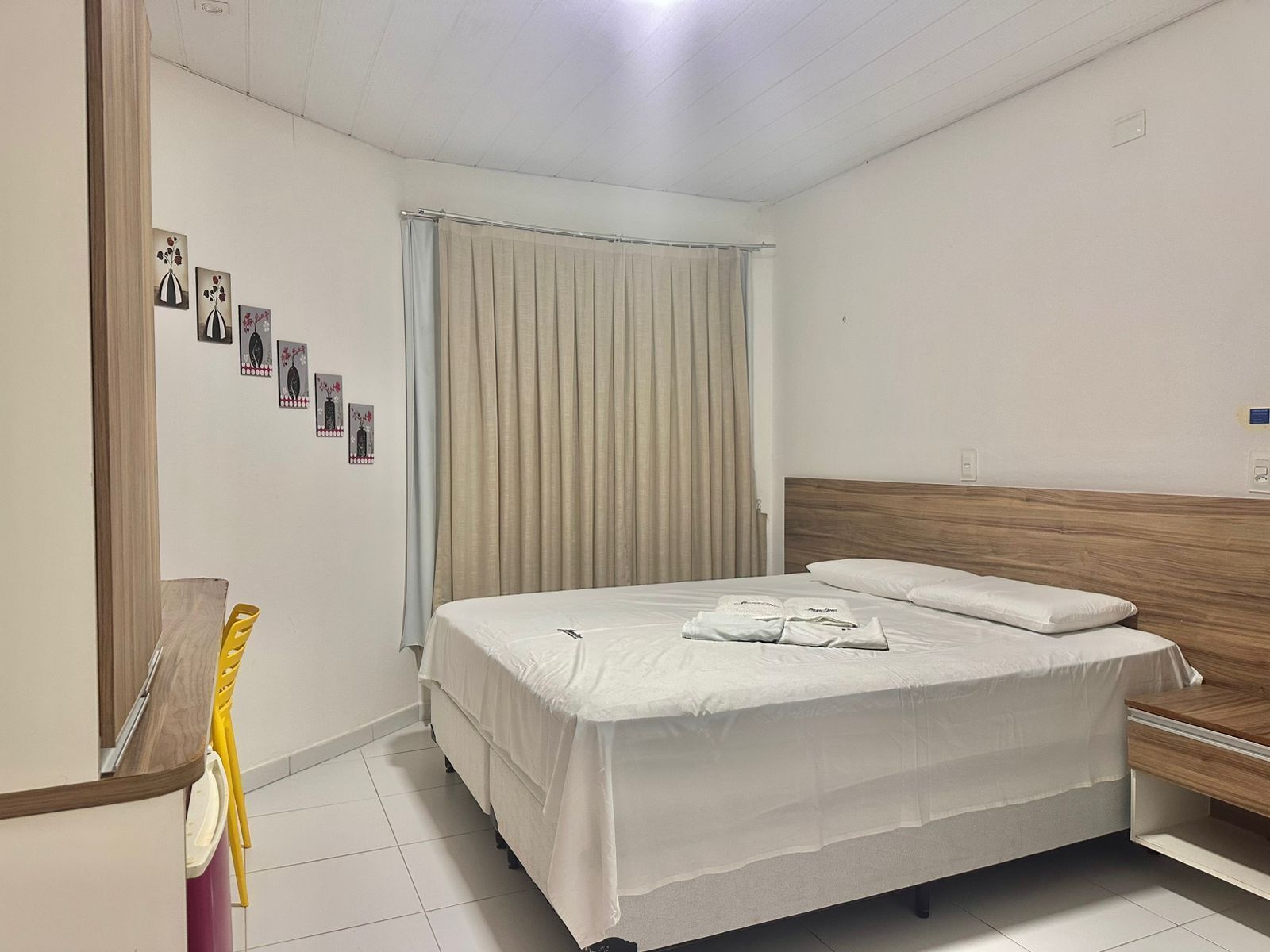 Quarto Básico, 1 cama de casal (Plus) | Minibar, secretária, cortinas/cortinados opacos, ferro/tábua de engomar 