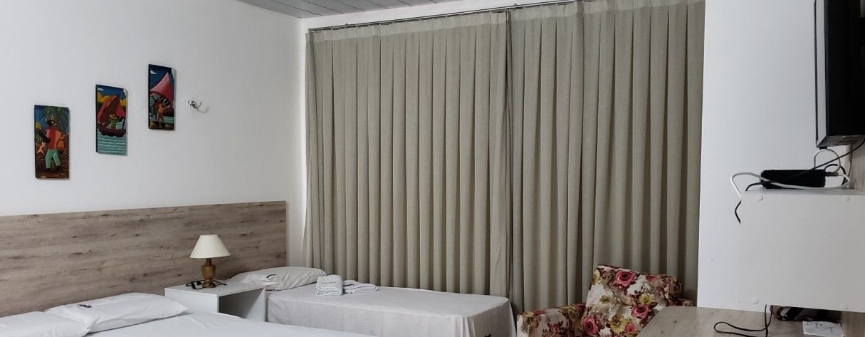 Quarto Triplo, vista parcial para o oceano (Plus) | Minibar, secretária, cortinas/cortinados opacos, ferro/tábua de engomar 