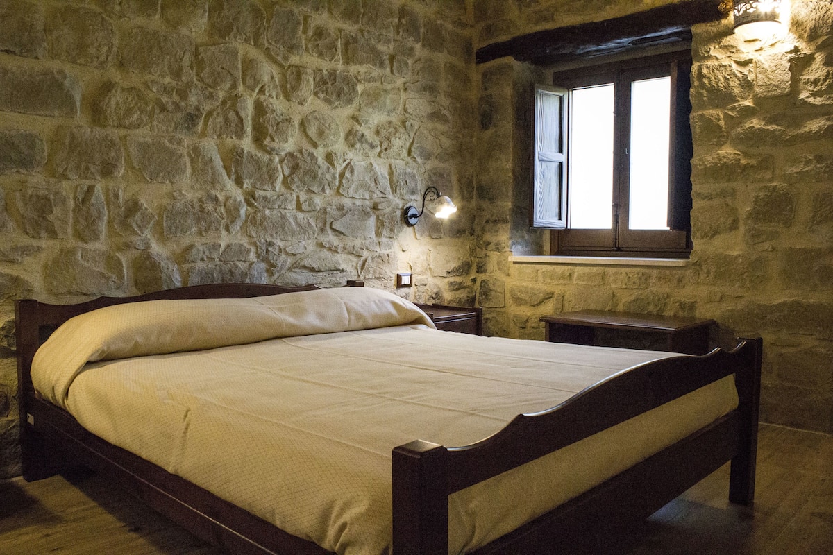 Quarto casal, vista para o jardim (Larice) | Edredons de pluma, frigobar, cofres nos quartos