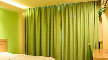 Quarto Twin Design | Secretária, cortinas/cortinados opacos, Wi-fi grátis