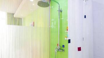 Um polibã, artigos de higiene pessoal grátis, um secador de cabelo