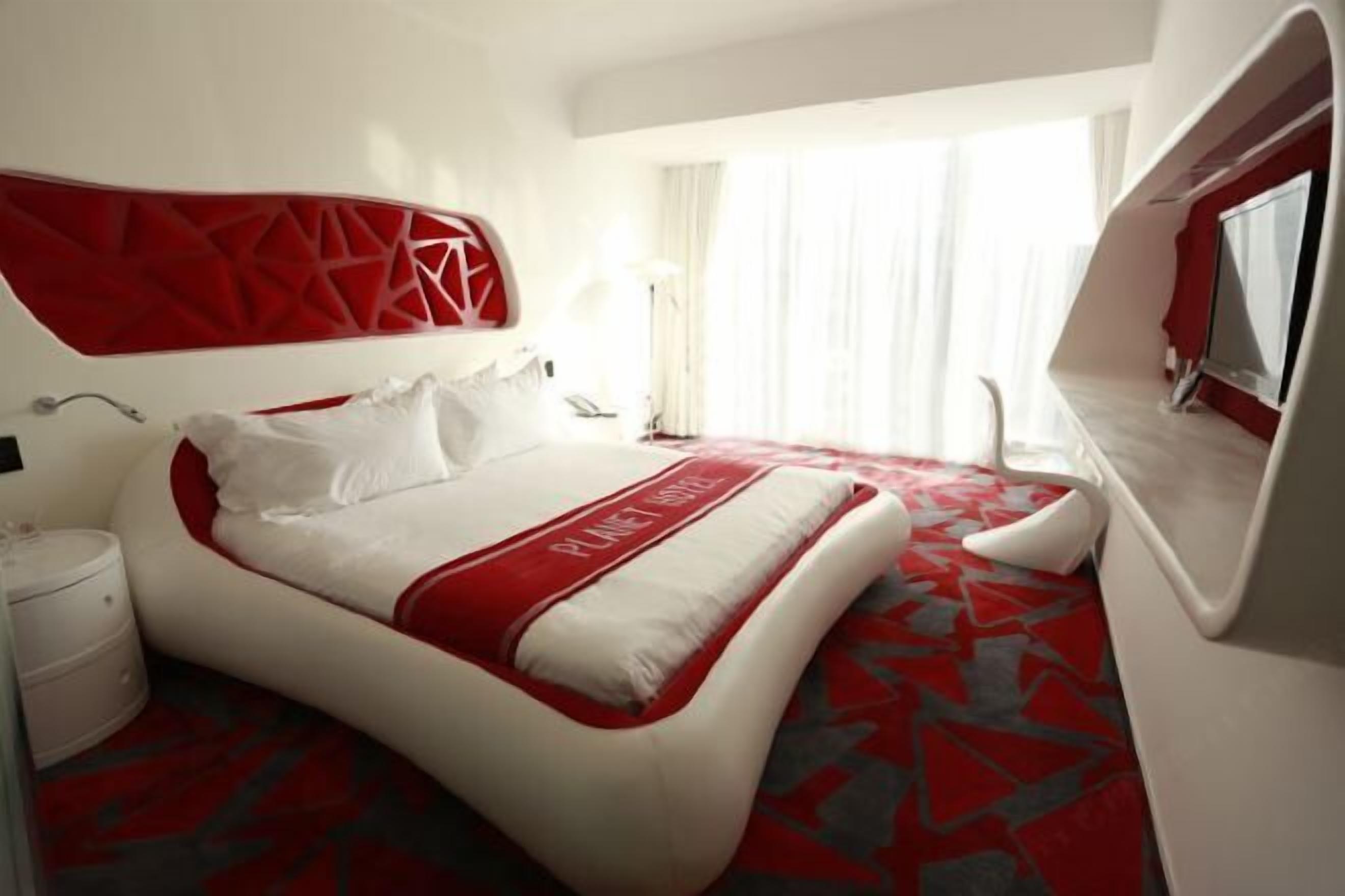 Roupa de alta qualidade, minibar, cofre no quarto, secretária 