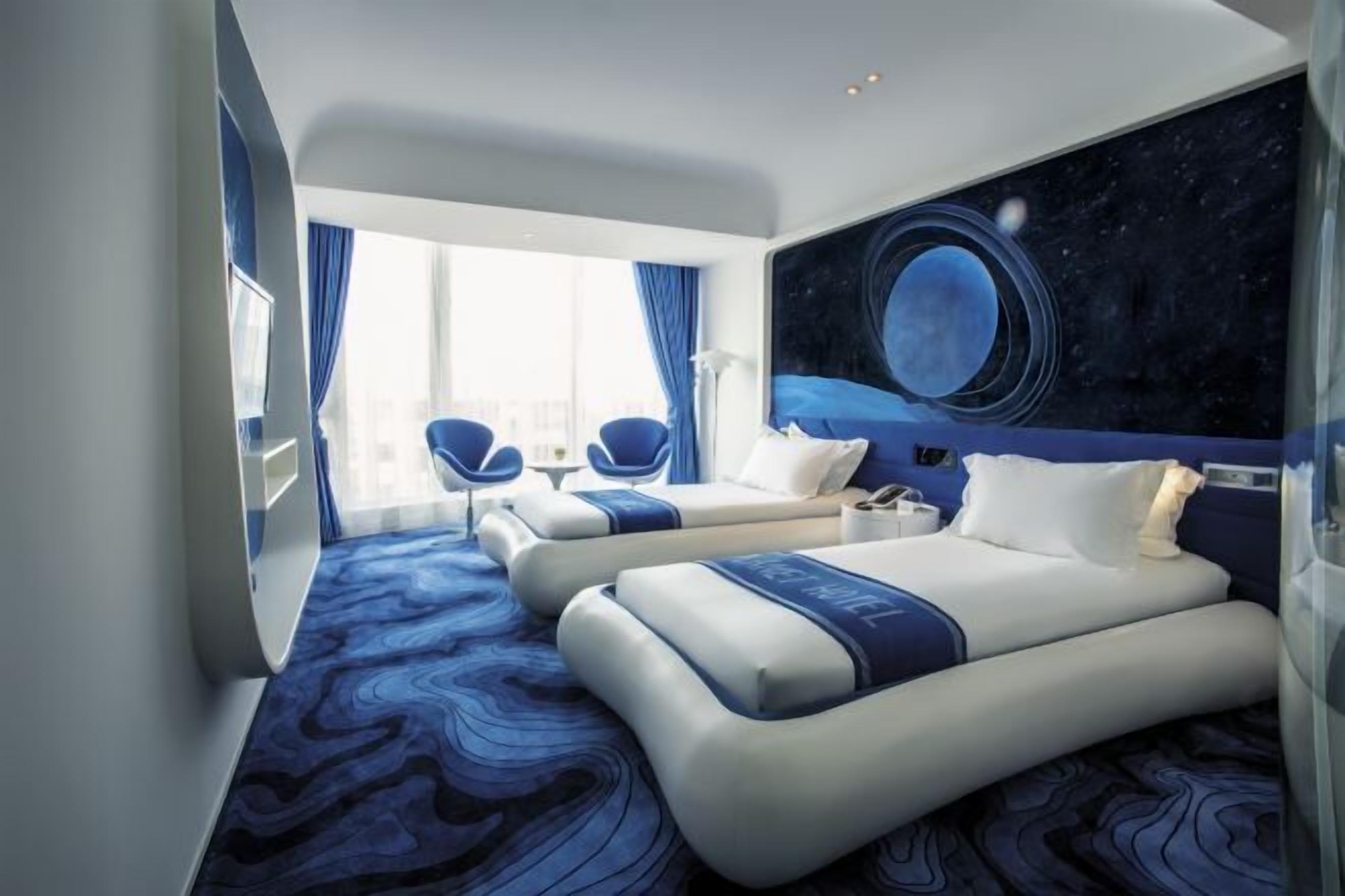 Roupa de alta qualidade, minibar, cofre no quarto, secretária 