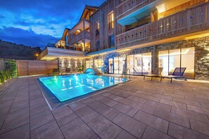 Piscina externa, funciona das 8h às 20h, guarda-sóis, espreguiçadeiras