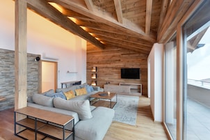 Deluxe Penthouse, Multiple Beds, Balcony, Mountain View | Sala | Televisor LED