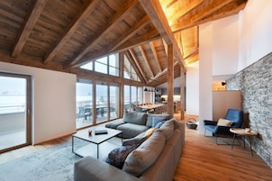 Deluxe Penthouse, Multiple Beds, Balcony, Mountain View | Sala de estar | Televisor LED