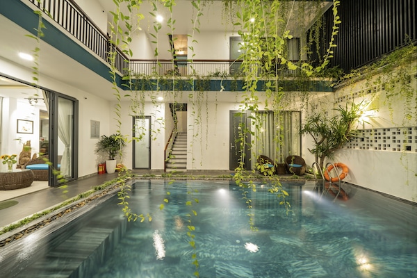 Piscina interna, funciona das 7h30 às 21h, guarda-sóis