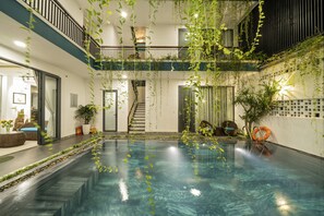 Piscina interna, funciona das 7h30 às 21h, guarda-sóis