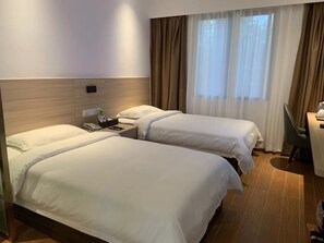 Quarto Twin Standard | Edredões de penas, cofre no quarto, secretária 