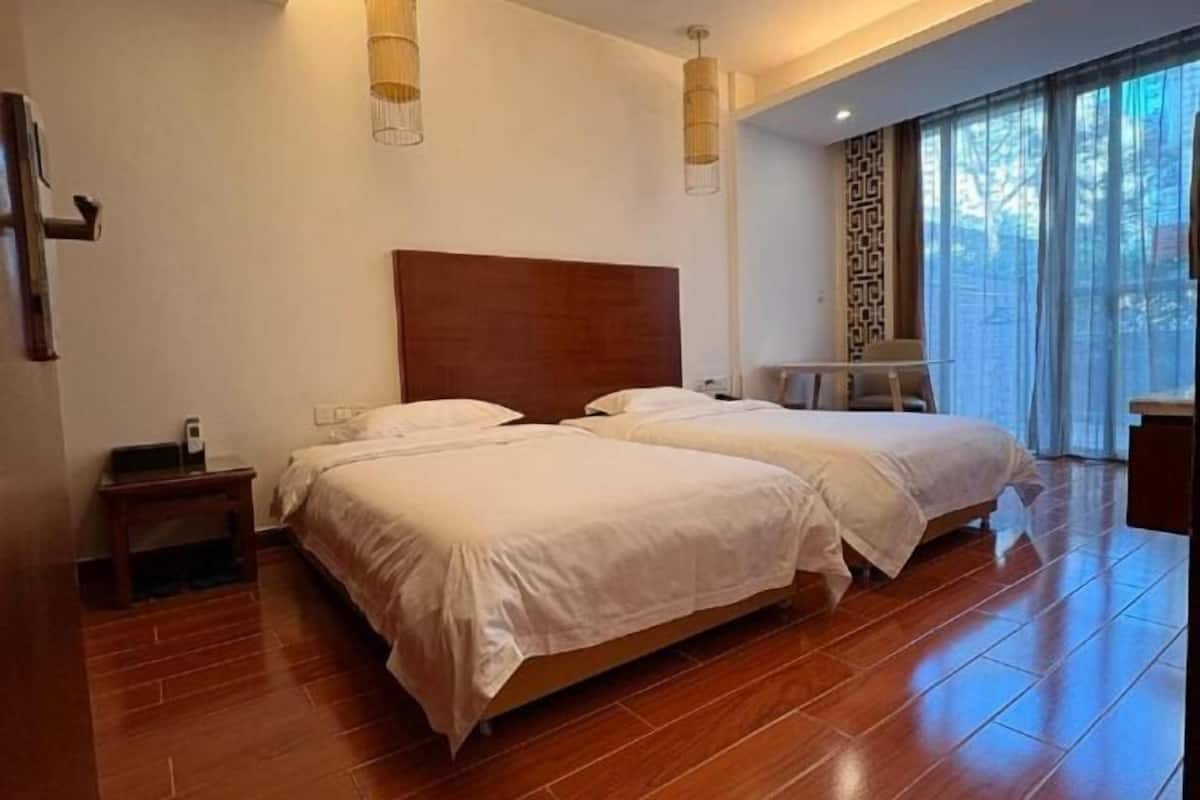 Edredons de pluma, cofres nos quartos, escrivaninha, cortinas blackout