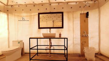 Um polibã, um chuveiro fixo, artigos de higiene pessoal grátis