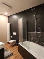 Quarto casal conforto | Banheiro | Produtos de toalete grátis, secador de cabelo, toalhas de banho 