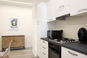 Geladeira grande, micro-ondas, fogão, cooktop