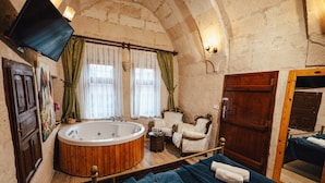 Deluxe Jacuzzi Room, Courtyard View