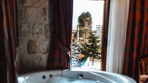 Deluxe Jacuzzi Room, City View | Banheira de hidromassagem