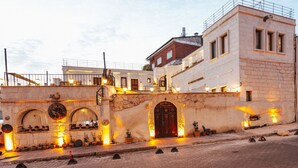 Um edifício com fachada de pedra, uma grande entrada em arco e várias janelas.