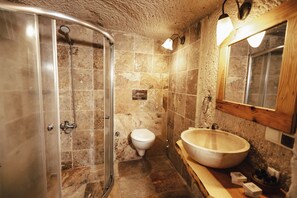 Honeymoon Jacuzzi Suite, Courtyard View | Banheiro | Chuveiro, chuveiro com efeito de chuva, produtos de toalete de grife 