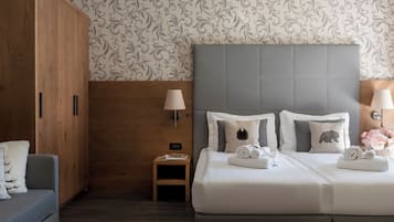Quarto de hotel com cama, guarda-roupa, mesa de cabeceira e abajur.