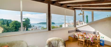 Apartamento, várias camas | Sala de estar | TV de tela plana