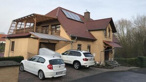 Uma casa de dois andares com varanda coberta e garagem coberta.