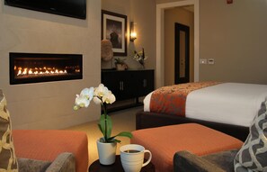 Quarto luxo, 1 cama King, lareira (Patio) | Ferros/tábuas de passar roupa, Wi-Fi de cortesia, roupa de cama