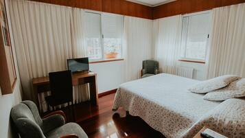 Cortinas blackout, ferros/tábuas de passar roupa, berços grátis