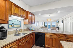 Condo conforto, 2 quartos, acesso à piscina, vista para a praia | Cozinha privada | Geladeira, micro-ondas, fogão, cooktop