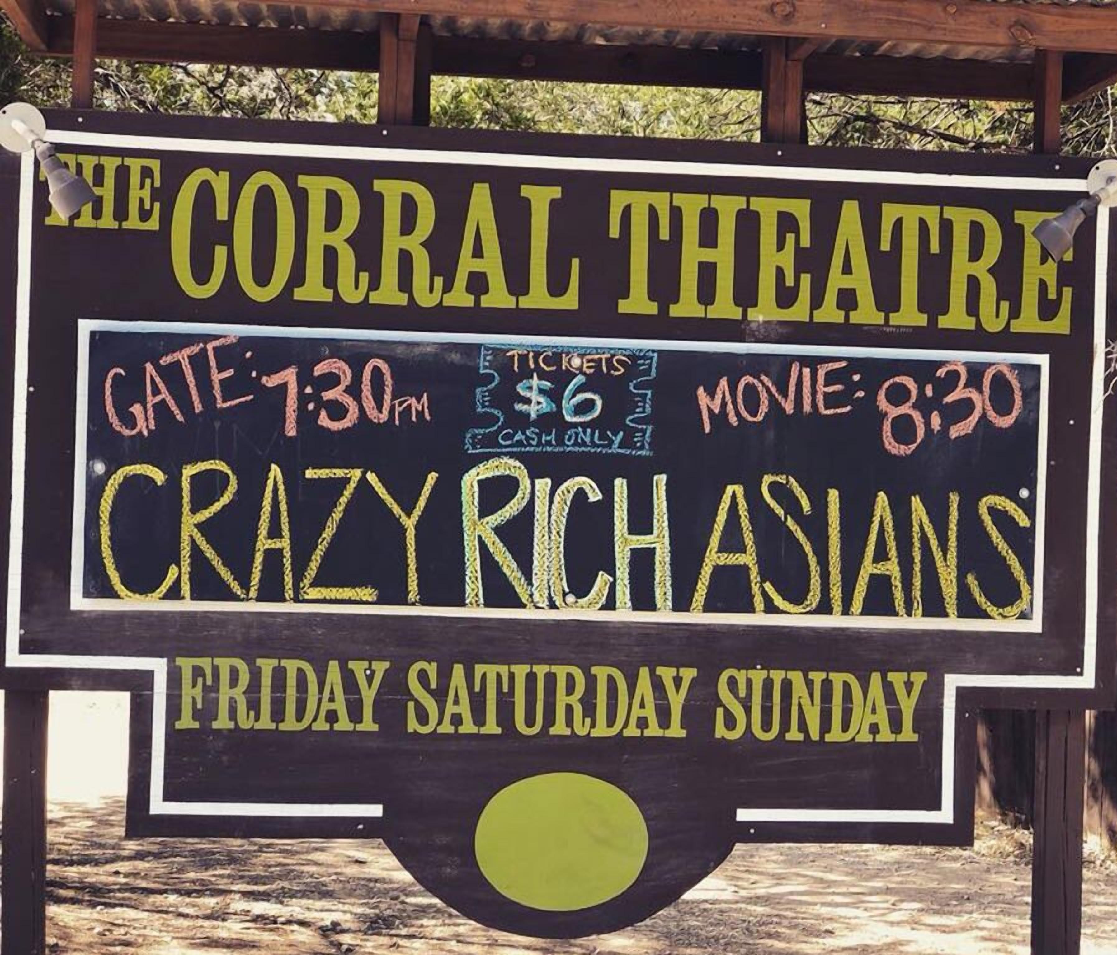 Um letreiro do The Corrall Theatre anuncia um espetáculo chamado Crazy Rich Asians, nas sexta, sábado e domingo.
