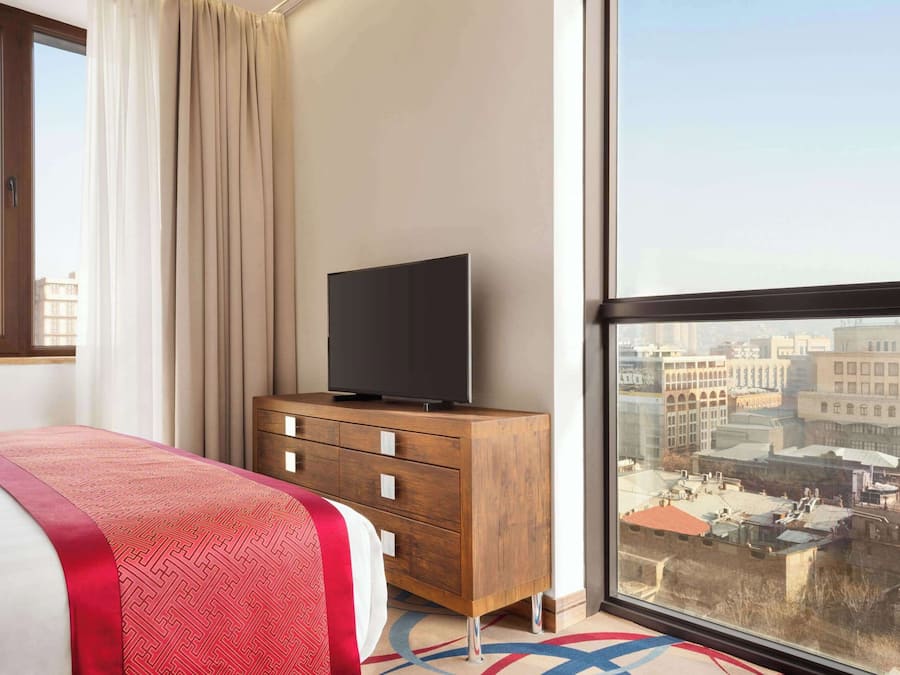 Minibar, cofre com capacidade para portátil, secretária