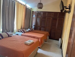 Quarto família, 2 camas de casal, para não fumantes | Wi-Fi de cortesia, roupa de cama