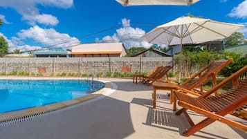 Piscina exterior, espreguiçadeiras