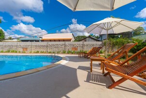 Piscina exterior, espreguiçadeiras 