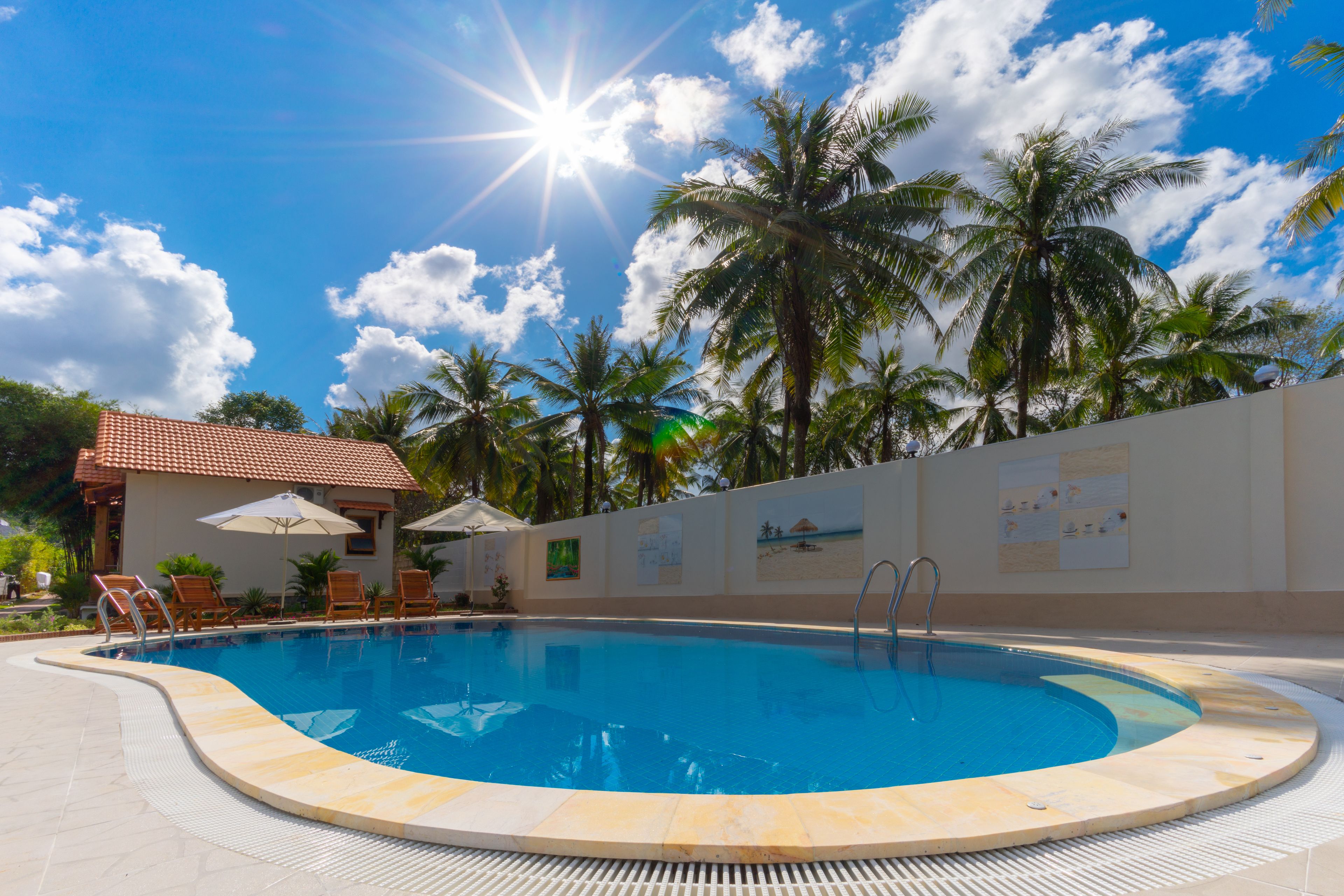 Piscina exterior, espreguiçadeiras 