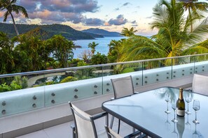 Apartamento, 2 quartos, 2 casas de banho, vista para o oceano | 2 quartos, com decoração personalizada, com mobília individualizada 