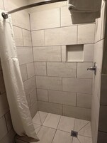 Uma banheira de hidromassagem, um chuveiro fixo, toalhas fornecidas 