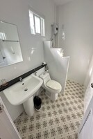 Um polibã, um secador de cabelo, toalhas fornecidas, sabão 