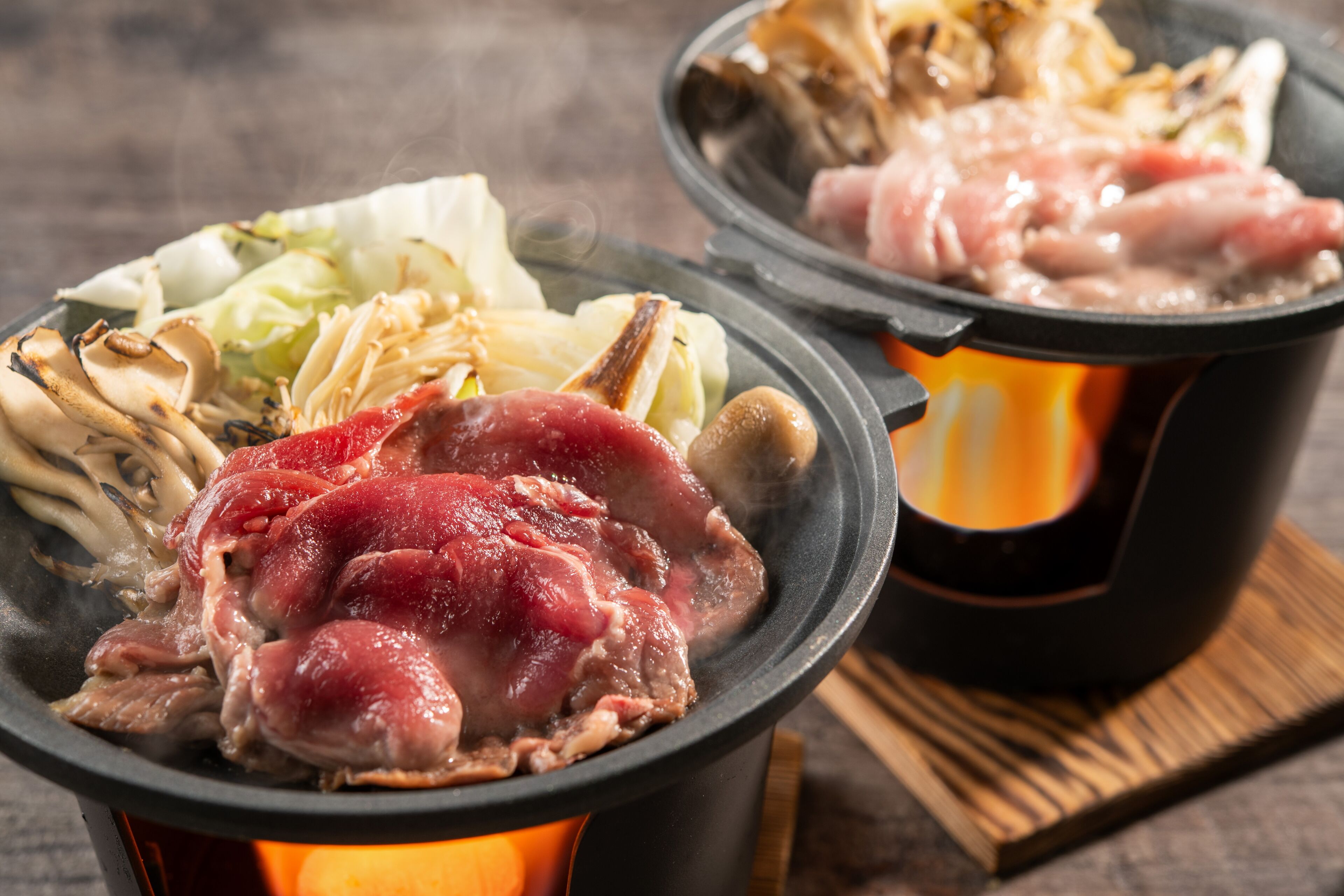 Um pote quente com vários tipos de carne e legumes.