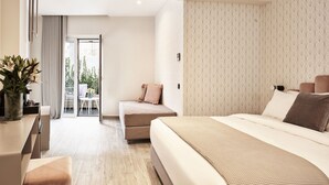 Quarto de hotel moderno com uma cama grande, uma escrivaninha e vista para o exterior.