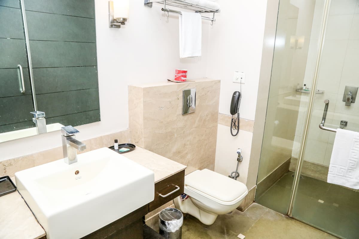 Quarto executivo, 1 cama Queen | Banheiro | Chuveiro, chuveiro com efeito de chuva