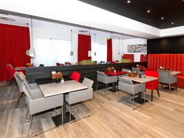 Café da manhã com buffet todos os dias mediante uma taxa