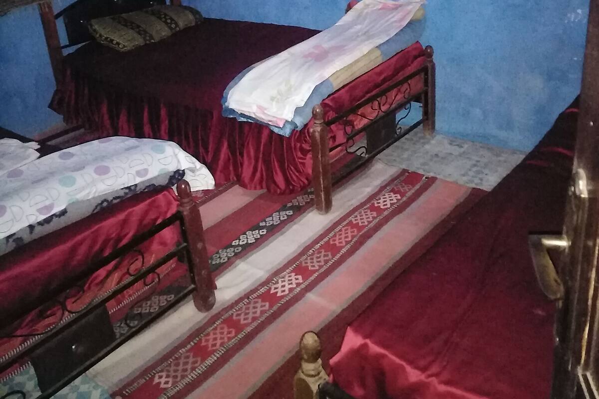 Quarto triplo tradicional, 3 camas de solteiro, vista para a montanha | Roupa de cama