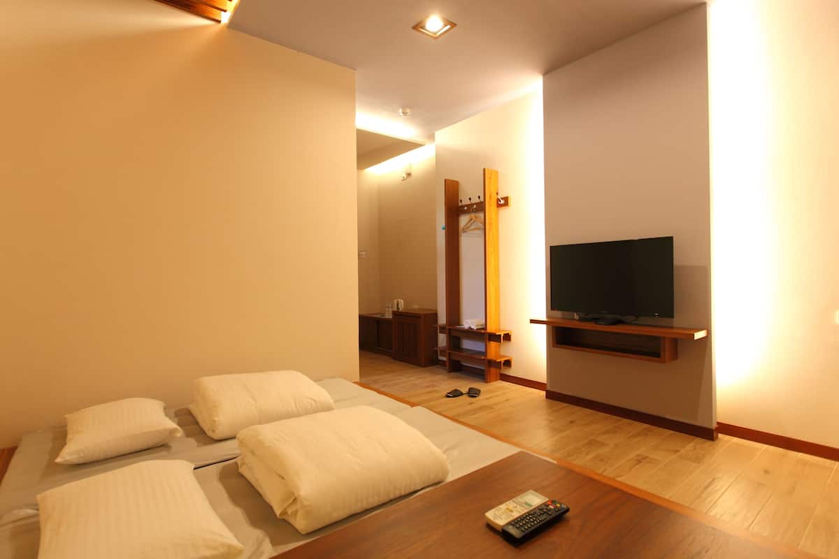 Quarto duplo standard, várias camas, para não fumantes (104) | Escrivaninha, cortinas blackout, quartos à prova de som
