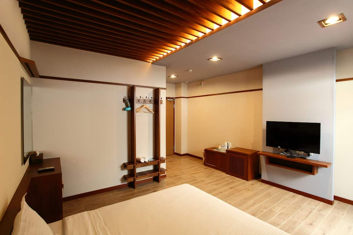 Quarto standard, 1 cama Queen, para não fumantes (103) | Escrivaninha, cortinas blackout, quartos à prova de som