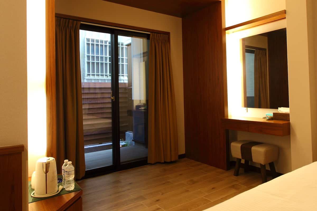 Quarto standard, 1 cama Queen, para não fumantes (102) | Escrivaninha, cortinas blackout, quartos à prova de som