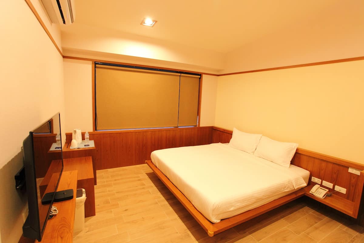 Quarto standard, 1 cama Queen, para não fumantes (202/203) | Escrivaninha, cortinas blackout, quartos à prova de som
