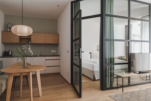 Apartamento Deluxe, varanda, vista para o pátio | Roupa de alta qualidade, edredões de penas, cofre no quarto 